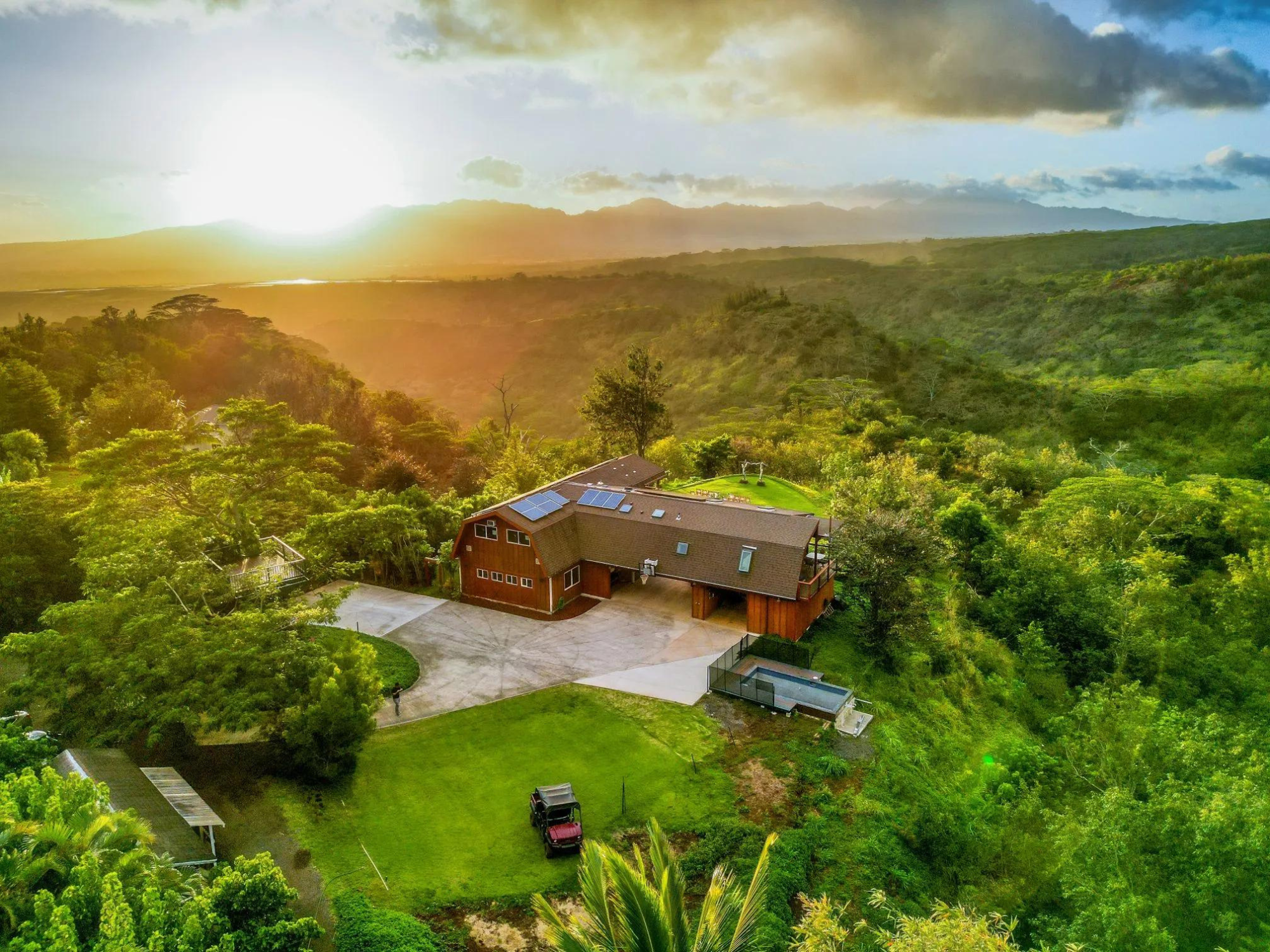 13 Barn Wedding Venues in Hawaii for Your Aloha State Wedding